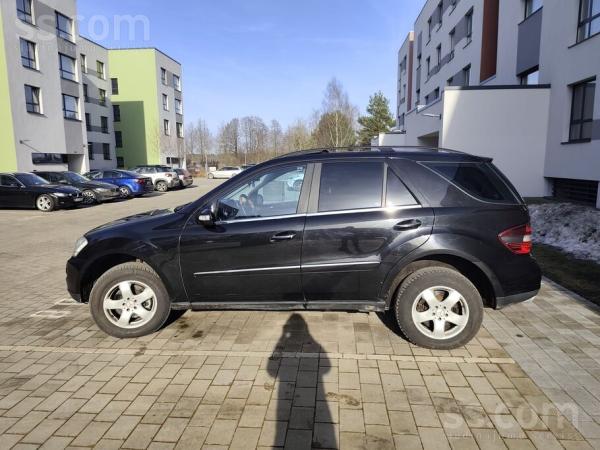 Black Mercedes-Benz ML 320 2007 in Riga, with an engine capacity of 3.00 L and mileage of 225 thousand km for 5990 €, photo 4 on AUTOMOTO.COM.LV