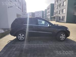 Black Mercedes-Benz ML 320 2007 in Riga, with an engine capacity of 3.00 L and mileage of 225 thousand km for 5990 €, photo 6 on AUTOMOTO.COM.LV