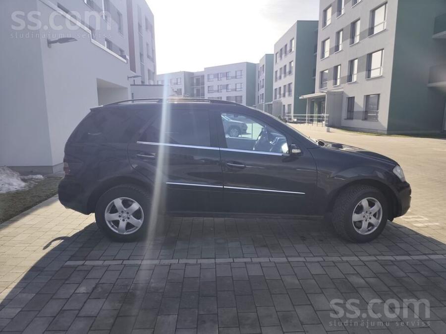 Black Mercedes-Benz ML 320 2007 in Riga, with an engine capacity of 3.00 L and mileage of 225 thousand km for 5990 €, photo 6 on AUTOMOTO.COM.LV