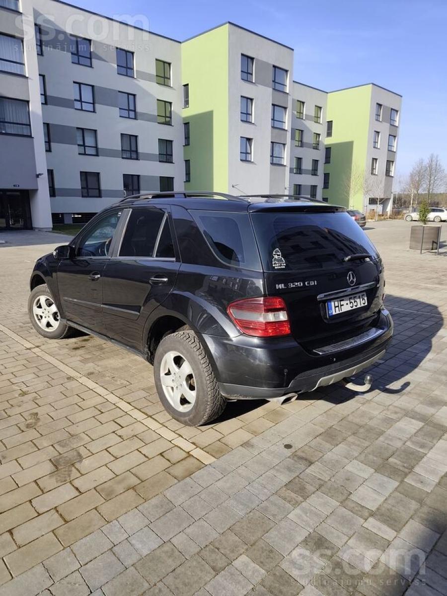 Black Mercedes-Benz ML 320 2007 in Riga, with an engine capacity of 3.00 L and mileage of 225 thousand km for 5990 €, photo 8 on AUTOMOTO.COM.LV