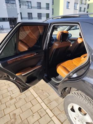 Black Mercedes-Benz ML 320 2007 in Riga, with an engine capacity of 3.00 L and mileage of 225 thousand km for 5990 €, photo 10 on AUTOMOTO.COM.LV