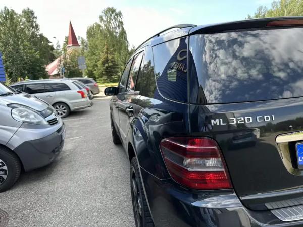 Melns Mercedes-Benz ML 320 2007 Rīga, ar dzinēja tilpumu 3.00 L un nobraukumu 352 tūkst. km par 5390 €, foto 6 vietnē AUTOMOTO.COM.LV