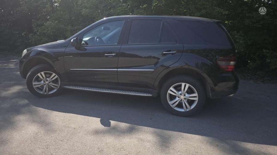 Black Mercedes-Benz ML 320 2007 in Kaunas, with an engine capacity of 2.99 L and mileage of 475 thousand km for 3700 €, photo 3 on AUTOMOTO.COM.LV
