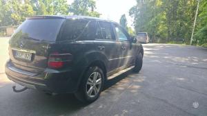 Black Mercedes-Benz ML 320 2007 in Kaunas, with an engine capacity of 2.99 L and mileage of 475 thousand km for 3700 €, photo 5 on AUTOMOTO.COM.LV