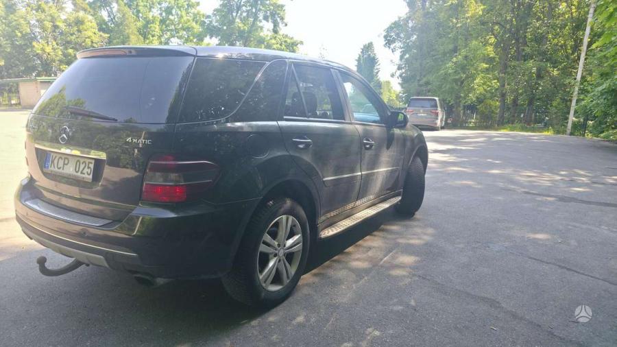 Black Mercedes-Benz ML 320 2007 in Kaunas, with an engine capacity of 2.99 L and mileage of 475 thousand km for 3700 €, photo 5 on AUTOMOTO.COM.LV