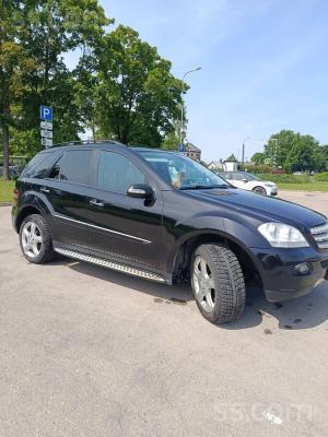 Melns Mercedes-Benz ML 320 2007 Aizkraukle, ar dzinēja tilpumu 3.00 L un nobraukumu 266 tūkst. km par 6333 €, foto 7 vietnē AUTOMOTO.COM.LV