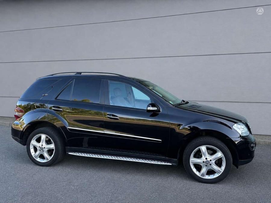 Black Mercedes-Benz ML 320 2007 in Vilnius, with an engine capacity of 2.99 L and mileage of 183 thousand km for 12900 €, photo 3 on AUTOMOTO.COM.LV