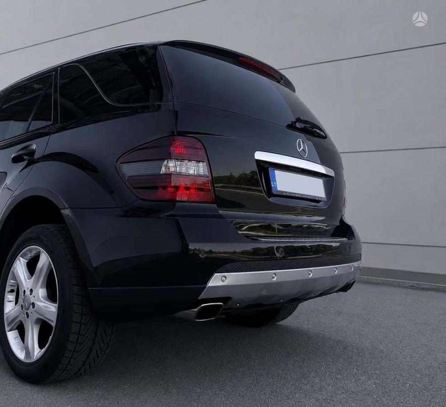 Black Mercedes-Benz ML 320 2007 in Vilnius, with an engine capacity of 2.99 L and mileage of 183 thousand km for 12900 €, photo 4 on AUTOMOTO.COM.LV