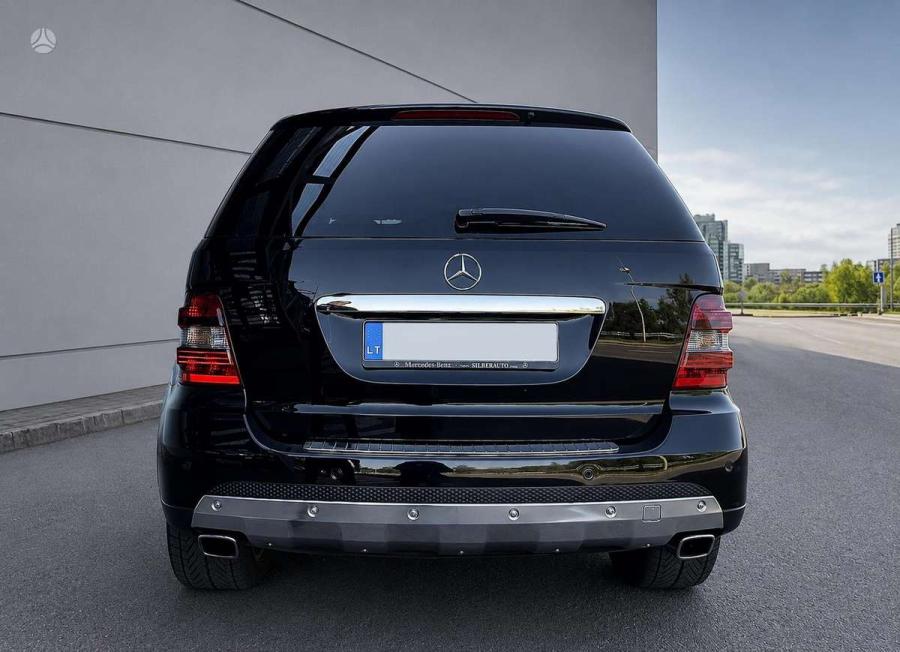 Black Mercedes-Benz ML 320 2007 in Vilnius, with an engine capacity of 2.99 L and mileage of 183 thousand km for 12900 €, photo 5 on AUTOMOTO.COM.LV