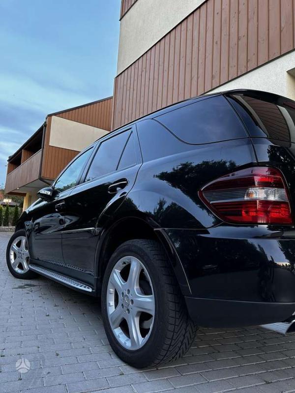 Black Mercedes-Benz ML 320 2007 in Vilnius, with an engine capacity of 2.99 L and mileage of 183 thousand km for 12900 €, photo 5 on AUTOMOTO.COM.LV