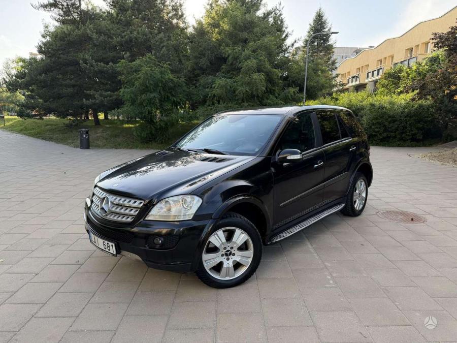 Black Mercedes-Benz ML 320 2007 in Vilnius, with an engine capacity of 2.99 L and mileage of 300 thousand km for 3999 €, photo 4 on AUTOMOTO.COM.LV