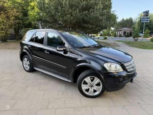 Black Mercedes-Benz ML 320 2007 in Vilnius, with an engine capacity of 2.99 L and mileage of 300 thousand km for 3999 €, photo 6 on AUTOMOTO.COM.LV