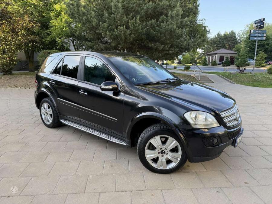 Black Mercedes-Benz ML 320 2007 in Vilnius, with an engine capacity of 2.99 L and mileage of 300 thousand km for 3999 €, photo 6 on AUTOMOTO.COM.LV