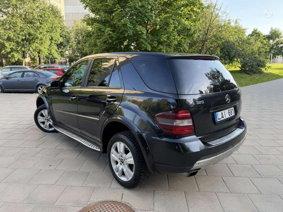 Black Mercedes-Benz ML 320 2007 in Vilnius, with an engine capacity of 2.99 L and mileage of 300 thousand km for 3999 €, photo 7 on AUTOMOTO.COM.LV