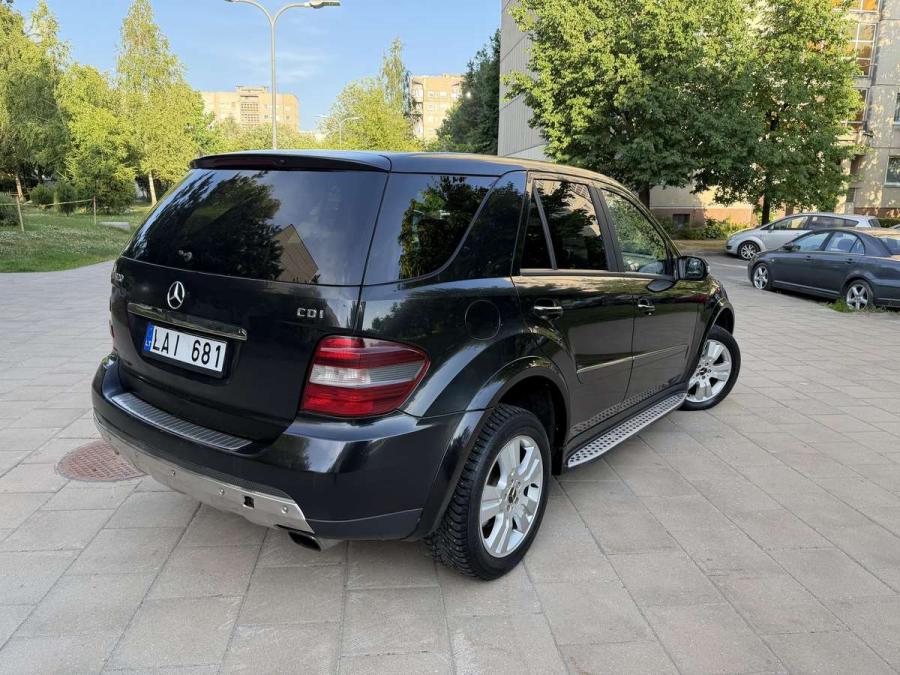 Black Mercedes-Benz ML 320 2007 in Vilnius, with an engine capacity of 2.99 L and mileage of 300 thousand km for 3999 €, photo 9 on AUTOMOTO.COM.LV