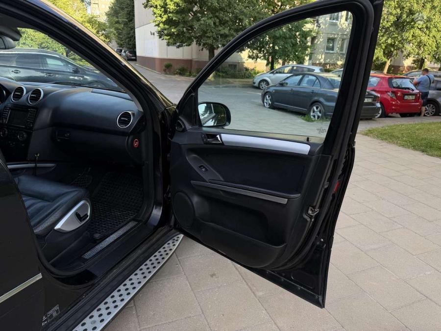 Black Mercedes-Benz ML 320 2007 in Vilnius, with an engine capacity of 2.99 L and mileage of 300 thousand km for 3999 €, photo 21 on AUTOMOTO.COM.LV