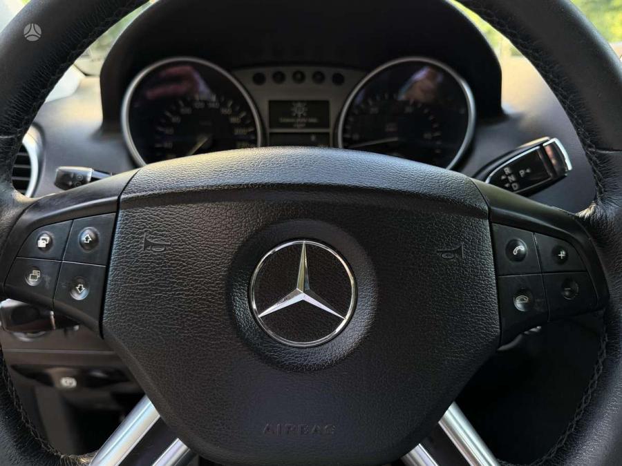 Black Mercedes-Benz ML 320 2007 in Vilnius, with an engine capacity of 2.99 L and mileage of 300 thousand km for 3999 €, photo 23 on AUTOMOTO.COM.LV