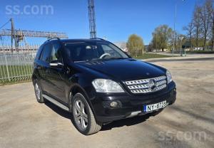 Black Mercedes-Benz ML 320 2007 in Jelgava, with an engine capacity of 3.00 L and mileage of 321 thousand km for 4400 €, photo 3 on AUTOMOTO.COM.LV