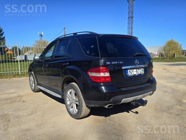 Black Mercedes-Benz ML 320 2007 in Jelgava, with an engine capacity of 3.00 L and mileage of 321 thousand km for 4400 €, photo 3 on AUTOMOTO.COM.LV