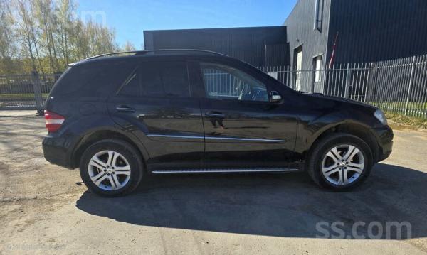 Black Mercedes-Benz ML 320 2007 in Jelgava, with an engine capacity of 3.00 L and mileage of 321 thousand km for 4400 €, photo 6 on AUTOMOTO.COM.LV