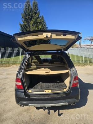 Black Mercedes-Benz ML 320 2007 in Jelgava, with an engine capacity of 3.00 L and mileage of 321 thousand km for 4400 €, photo 9 on AUTOMOTO.COM.LV