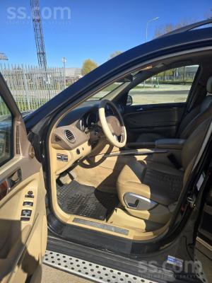 Black Mercedes-Benz ML 320 2007 in Jelgava, with an engine capacity of 3.00 L and mileage of 321 thousand km for 4400 €, photo 10 on AUTOMOTO.COM.LV