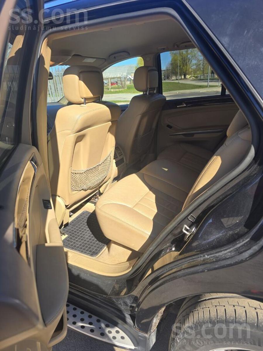 Black Mercedes-Benz ML 320 2007 in Jelgava, with an engine capacity of 3.00 L and mileage of 321 thousand km for 4400 €, photo 12 on AUTOMOTO.COM.LV