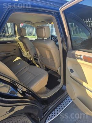 Black Mercedes-Benz ML 320 2007 in Jelgava, with an engine capacity of 3.00 L and mileage of 321 thousand km for 4400 €, photo 13 on AUTOMOTO.COM.LV