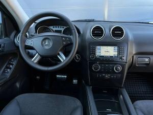 Black Mercedes-Benz ML 320 2007 in Riga, with an engine capacity of 3.00 L and mileage of 324 thousand km for 4900 €, photo 6 on AUTOMOTO.COM.LV