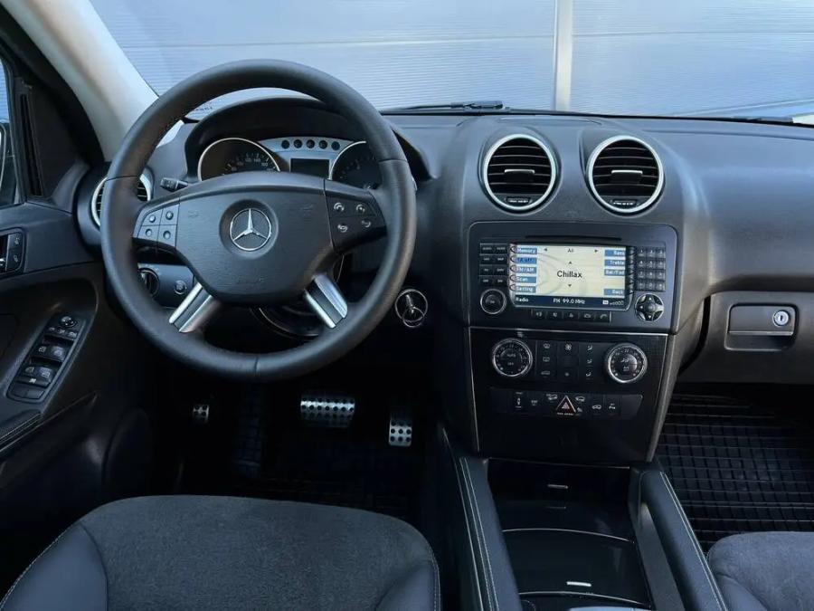 Black Mercedes-Benz ML 320 2007 in Riga, with an engine capacity of 3.00 L and mileage of 324 thousand km for 4900 €, photo 6 on AUTOMOTO.COM.LV
