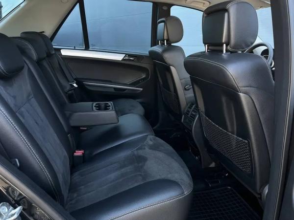 Black Mercedes-Benz ML 320 2007 in Riga, with an engine capacity of 3.00 L and mileage of 324 thousand km for 4900 €, photo 7 on AUTOMOTO.COM.LV