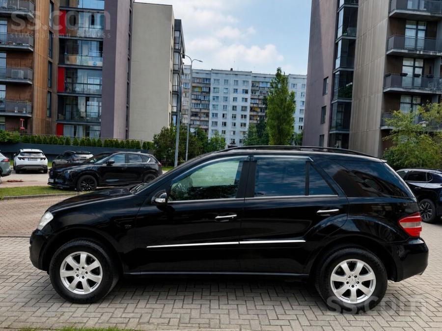 Black Mercedes-Benz ML 320 2007 in Riga, with an engine capacity of 3.00 L and mileage of 339 thousand km for 3990 €, photo 4 on AUTOMOTO.COM.LV