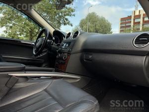 Black Mercedes-Benz ML 320 2007 in Riga, with an engine capacity of 3.00 L and mileage of 339 thousand km for 3990 €, photo 9 on AUTOMOTO.COM.LV
