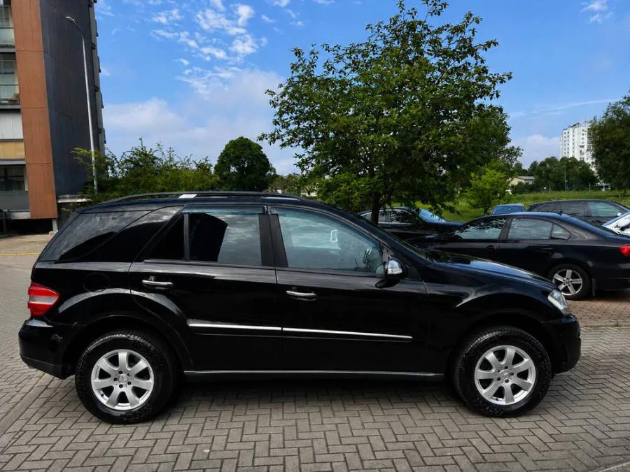 Melns Mercedes-Benz ML 320 2007 Rīga, ar dzinēja tilpumu 3.00 L un nobraukumu 339 tūkst. km par 3990 €, foto 4 vietnē AUTOMOTO.COM.LV