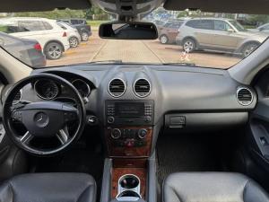 Melns Mercedes-Benz ML 320 2007 Rīga, ar dzinēja tilpumu 3.00 L un nobraukumu 339 tūkst. km par 3990 €, foto 8 vietnē AUTOMOTO.COM.LV