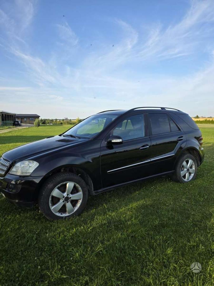 Black Mercedes-Benz ML 320 2007 in Kaunas, with an engine capacity of 3.00 L and mileage of 340 thousand km for 3300 €, photo 4 on AUTOMOTO.COM.LV