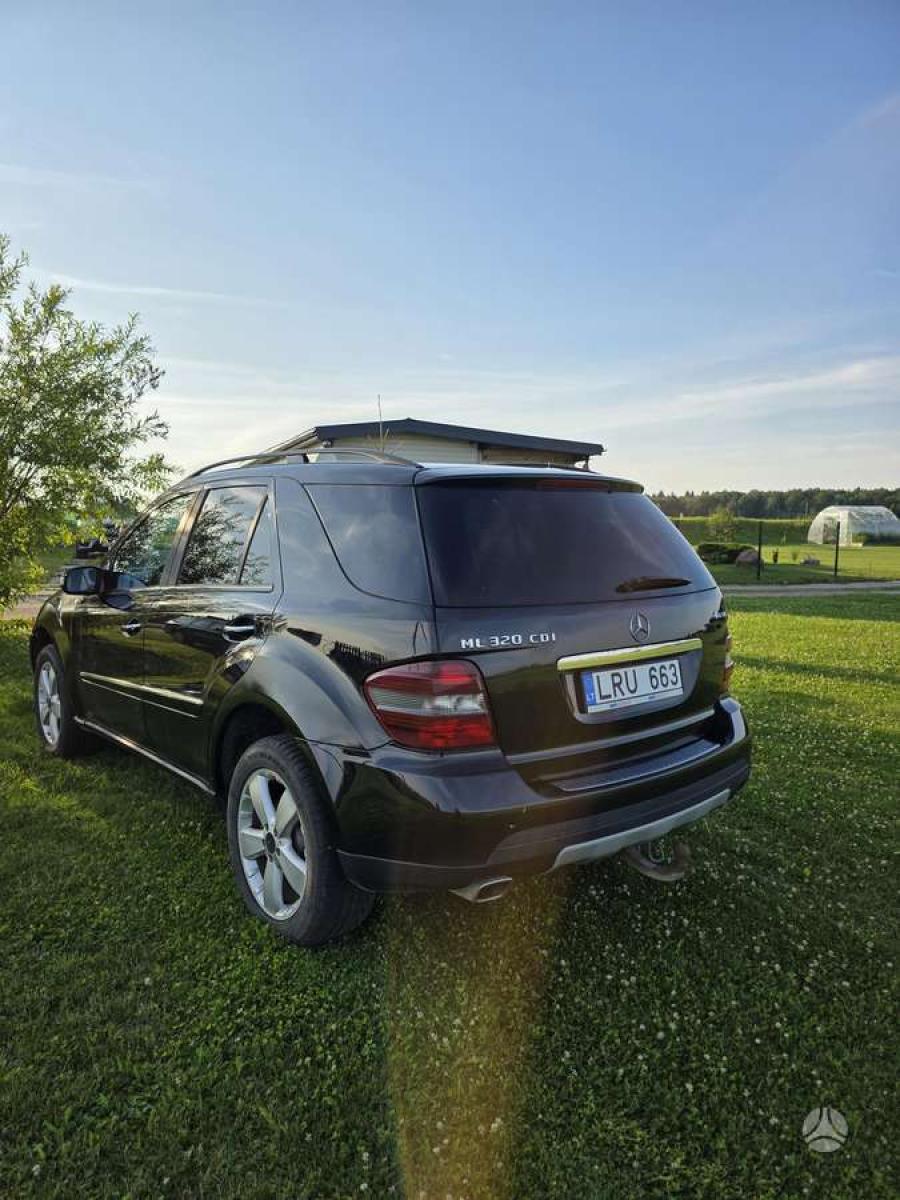 Black Mercedes-Benz ML 320 2007 in Kaunas, with an engine capacity of 3.00 L and mileage of 340 thousand km for 3300 €, photo 7 on AUTOMOTO.COM.LV