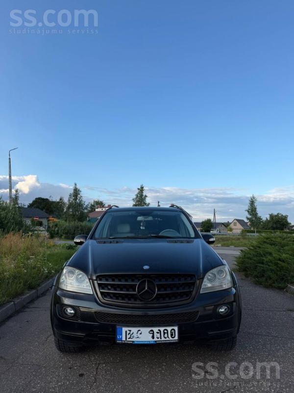 Melns Mercedes-Benz ML 320 2007 Daugavpils, ar dzinēja tilpumu 3.00 L un nobraukumu 303 tūkst. km par 6750 €, foto 3 vietnē AUTOMOTO.COM.LV