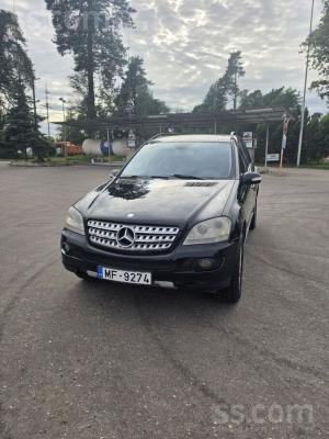 Melns Mercedes-Benz ML 320 2007 Rīga, ar dzinēja tilpumu 3.00 L un nobraukumu 300 tūkst. km par 4200 €, foto  vietnē AUTOMOTO.COM.LV