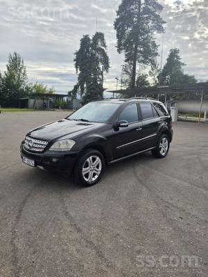 Black Mercedes-Benz ML 320 2007 in Riga, with an engine capacity of 3.00 L and mileage of 300 thousand km for 4200 €, photo 3 on AUTOMOTO.COM.LV