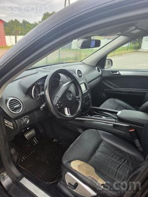 Black Mercedes-Benz ML 320 2007 in Riga, with an engine capacity of 3.00 L and mileage of 300 thousand km for 4200 €, photo 9 on AUTOMOTO.COM.LV