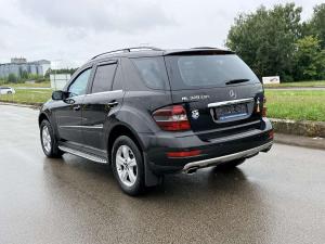Черный Мерседес МЛ 320 2007 в Паневежис, объемом двигателя 3.00 л и пробегом 500 тыс. км за 3490 €, фото 9 на AUTOMOTO.COM.LV