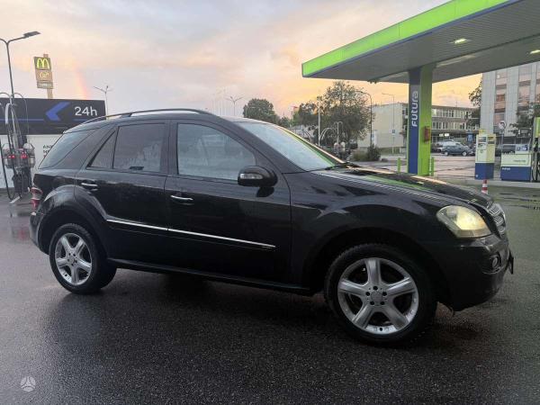 Melns Mercedes-Benz ML 320 2007 Viļņa, ar dzinēja tilpumu 3.00 L un nobraukumu 321 tūkst. km par 3200 €, foto 1 vietnē AUTOMOTO.COM.LV