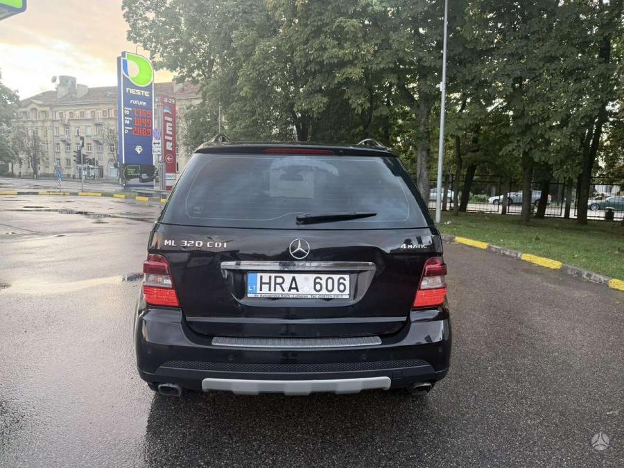 Melns Mercedes-Benz ML 320 2007 Viļņa, ar dzinēja tilpumu 3.00 L un nobraukumu 321 tūkst. km par 3200 €, foto 4 vietnē AUTOMOTO.COM.LV