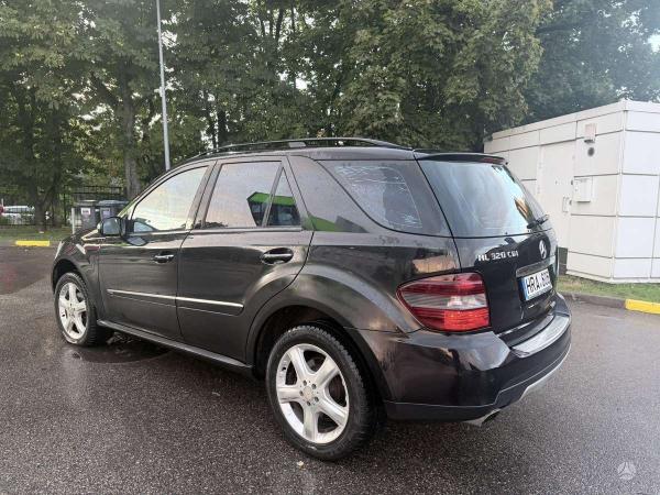Melns Mercedes-Benz ML 320 2007 Viļņa, ar dzinēja tilpumu 3.00 L un nobraukumu 321 tūkst. km par 3200 €, foto 4 vietnē AUTOMOTO.COM.LV