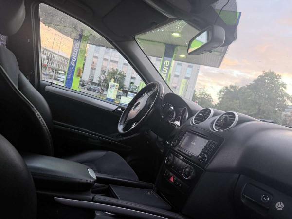Melns Mercedes-Benz ML 320 2007 Viļņa, ar dzinēja tilpumu 3.00 L un nobraukumu 321 tūkst. km par 3200 €, foto 6 vietnē AUTOMOTO.COM.LV