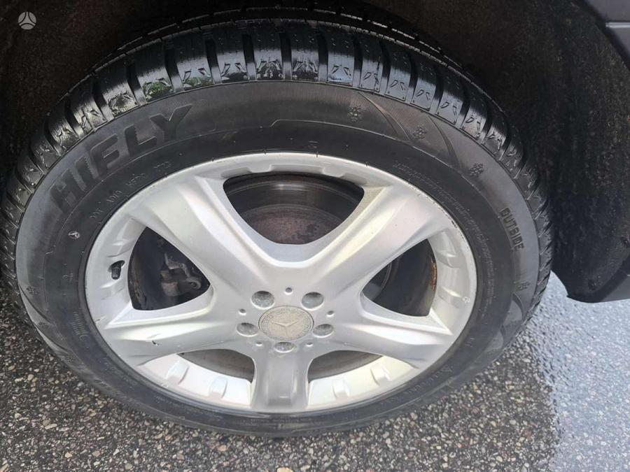 Melns Mercedes-Benz ML 320 2007 Viļņa, ar dzinēja tilpumu 3.00 L un nobraukumu 321 tūkst. km par 3200 €, foto 9 vietnē AUTOMOTO.COM.LV