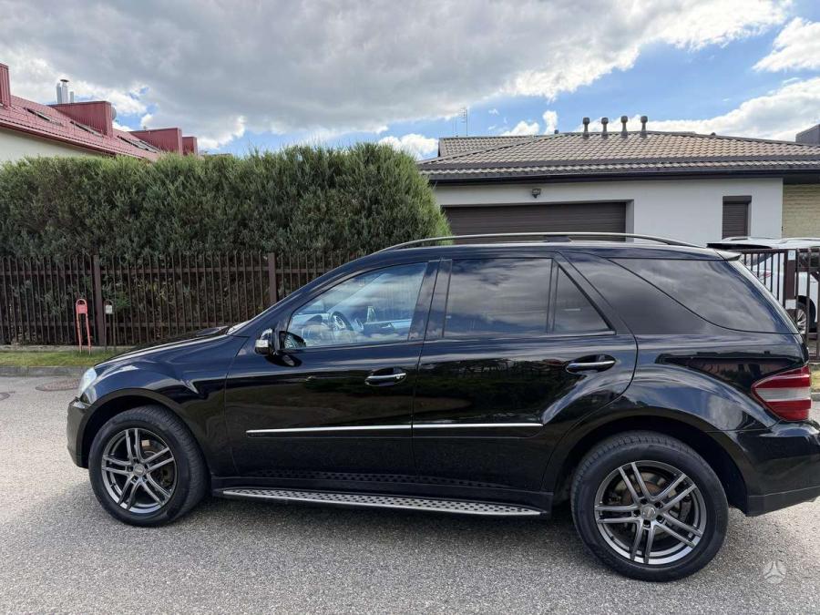 Black Mercedes-Benz ML 320 2007 in Vilnius, with an engine capacity of 2.99 L and mileage of 425 thousand km for 3900 €, photo 9 on AUTOMOTO.COM.LV