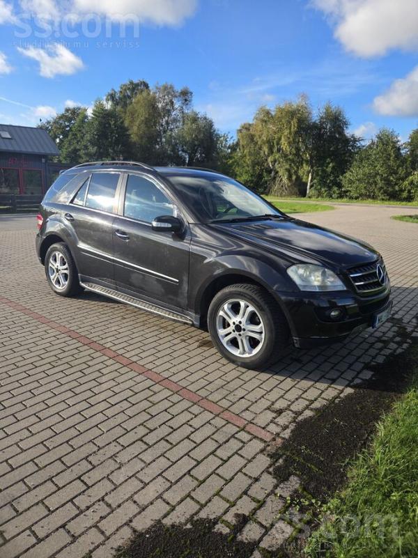Melns Mercedes-Benz ML 320 2007 Liepāja, ar dzinēja tilpumu 3.00 L un nobraukumu 282 tūkst. km par 3750 €, foto 1 vietnē AUTOMOTO.COM.LV