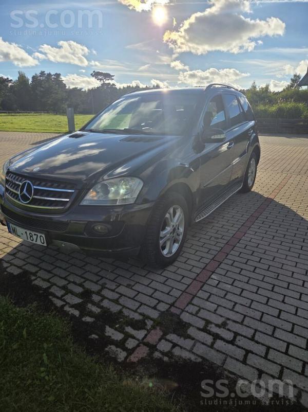 Melns Mercedes-Benz ML 320 2007 Liepāja, ar dzinēja tilpumu 3.00 L un nobraukumu 282 tūkst. km par 3750 €, foto 3 vietnē AUTOMOTO.COM.LV